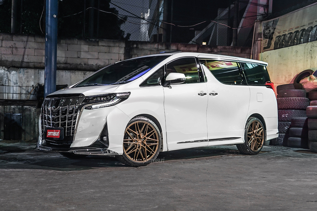 Permaisuri | Vossen HF-7 with Toyota Alphard