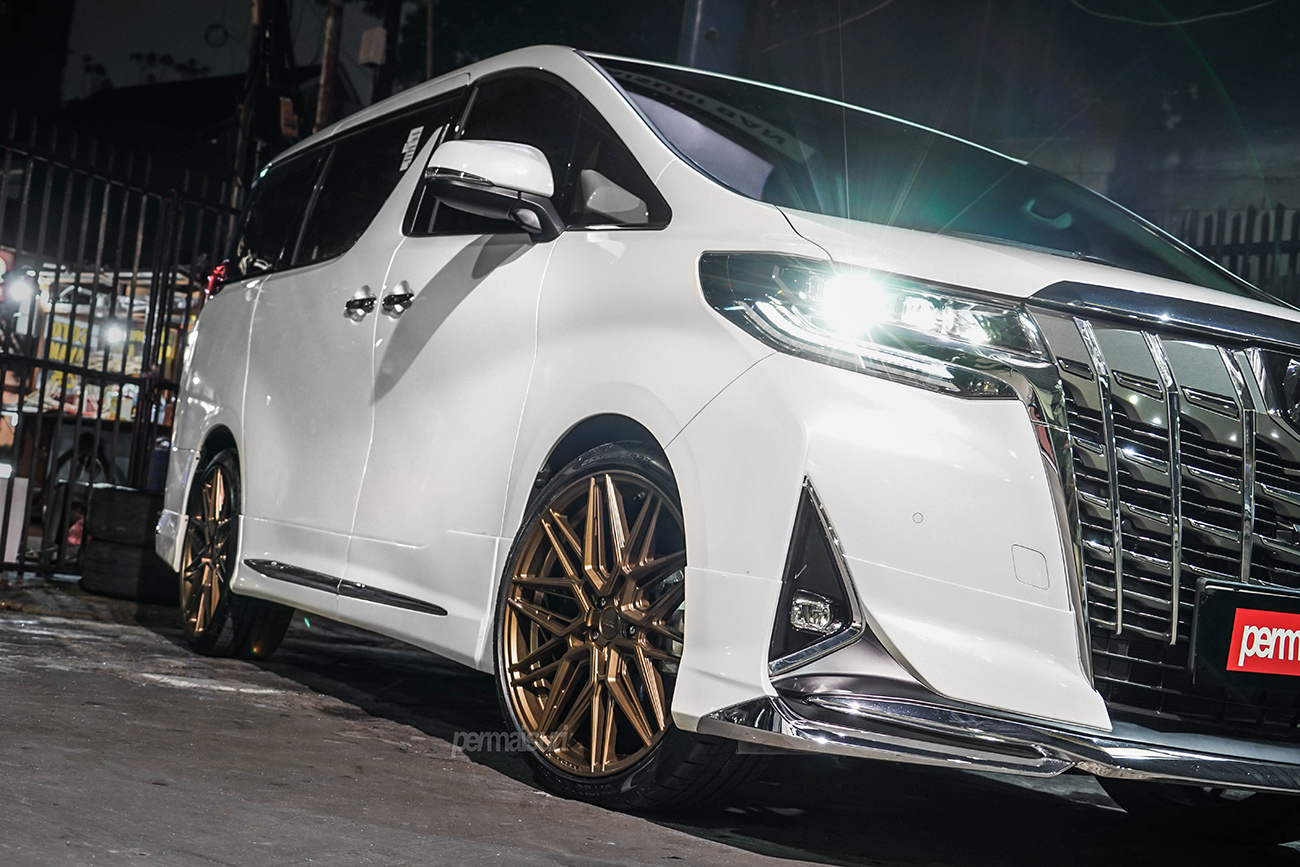 Permaisuri | Vossen HF-7 with Toyota Alphard