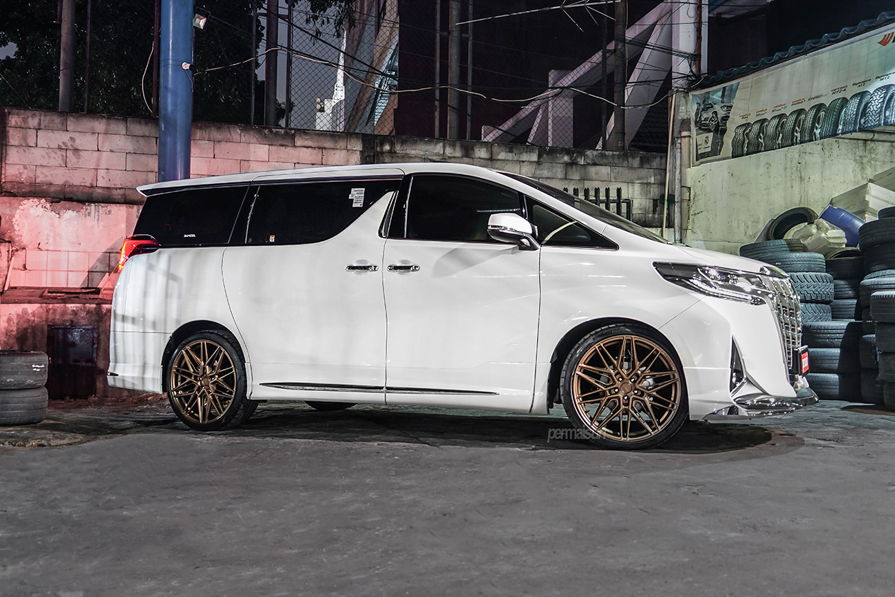 Permaisuri | Vossen HF-7 with Toyota Alphard