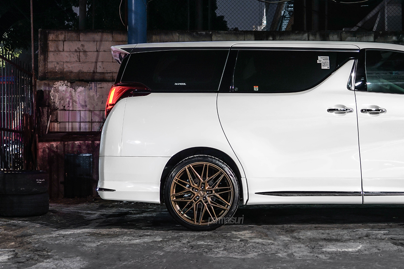 Permaisuri | Vossen HF-7 with Toyota Alphard