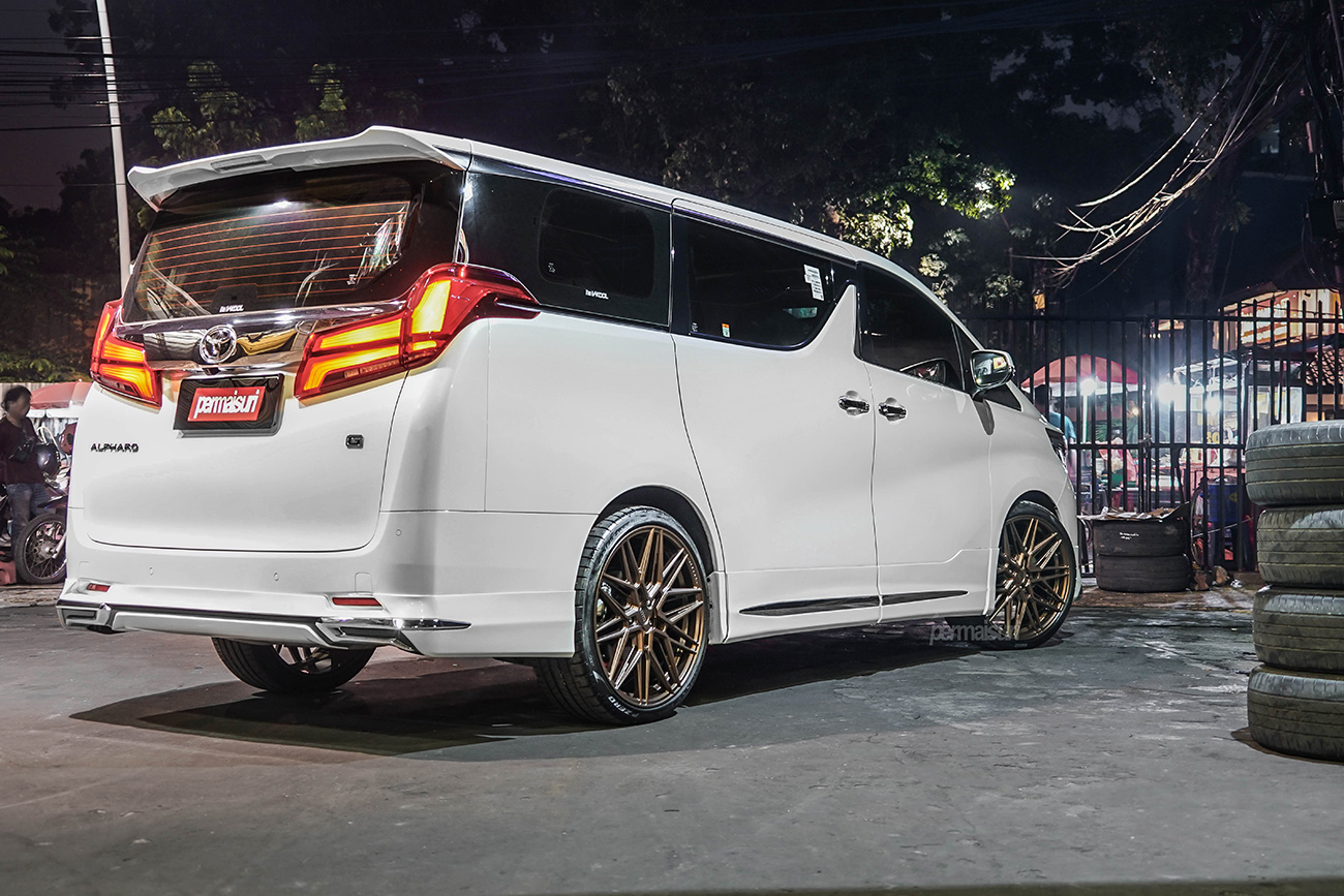 Permaisuri | Vossen HF-7 with Toyota Alphard
