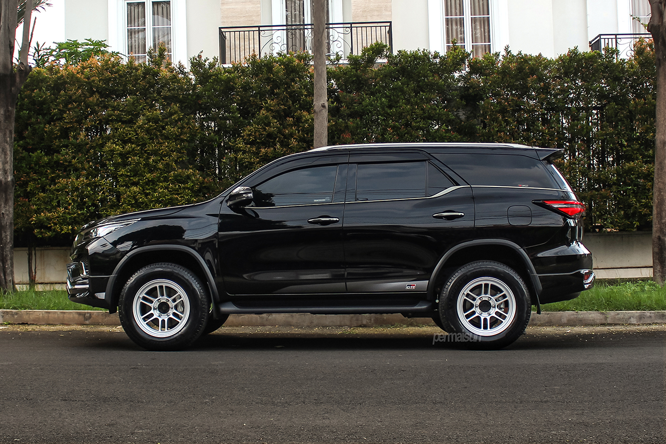 Permaisuri | Enkei Racing RPT1 with Toyota Fortuner