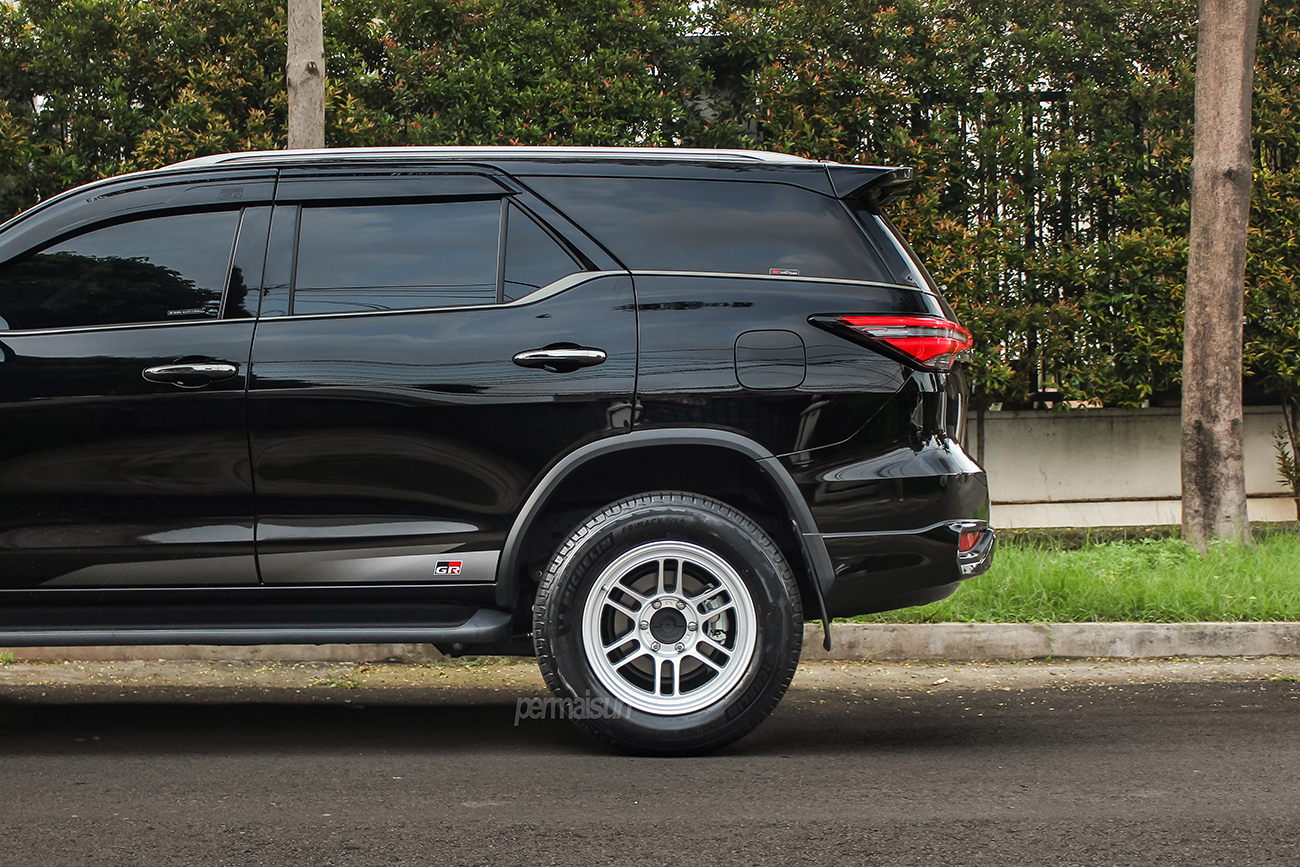 Permaisuri | Enkei Racing RPT1 with Toyota Fortuner