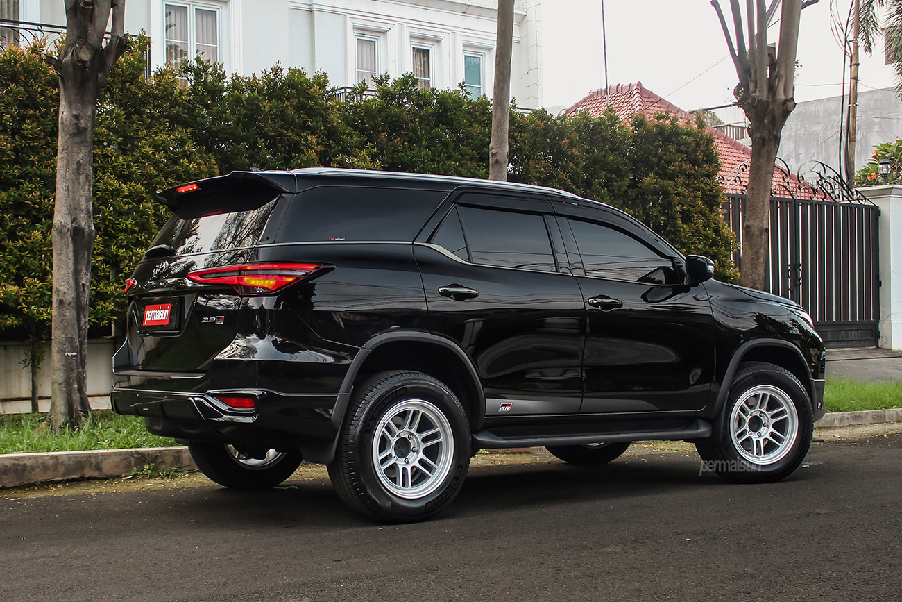 Permaisuri | Enkei Racing RPT1 with Toyota Fortuner