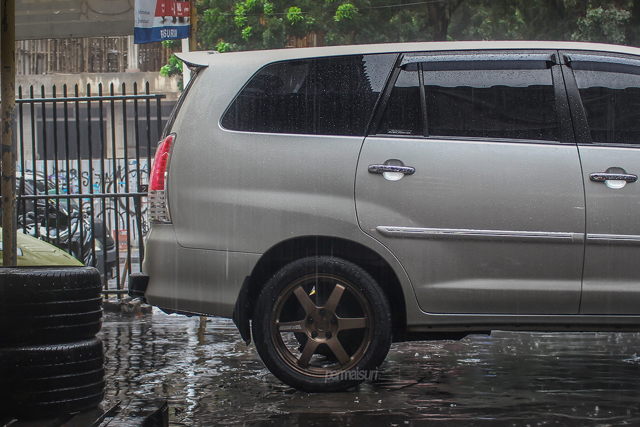 Permaisuri | Rays Volk Racing TE37 Saga S-Plus with Toyota Innova