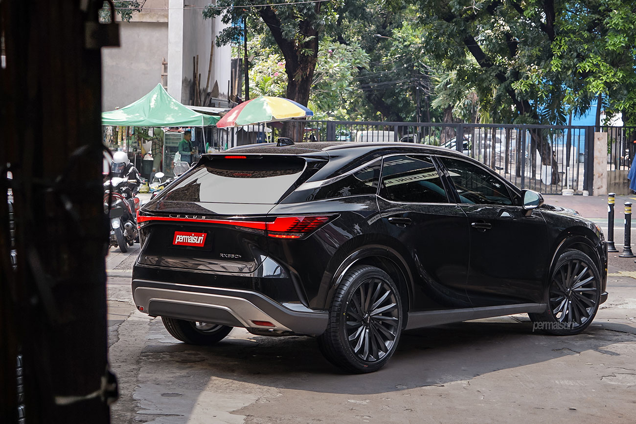 Permaisuri | Blacked out RX350H on Rave Calligra 22"