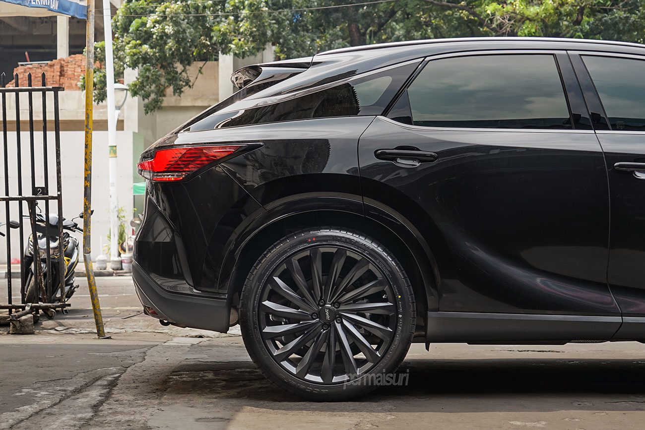 Permaisuri | Blacked out RX350H on Rave Calligra 22"