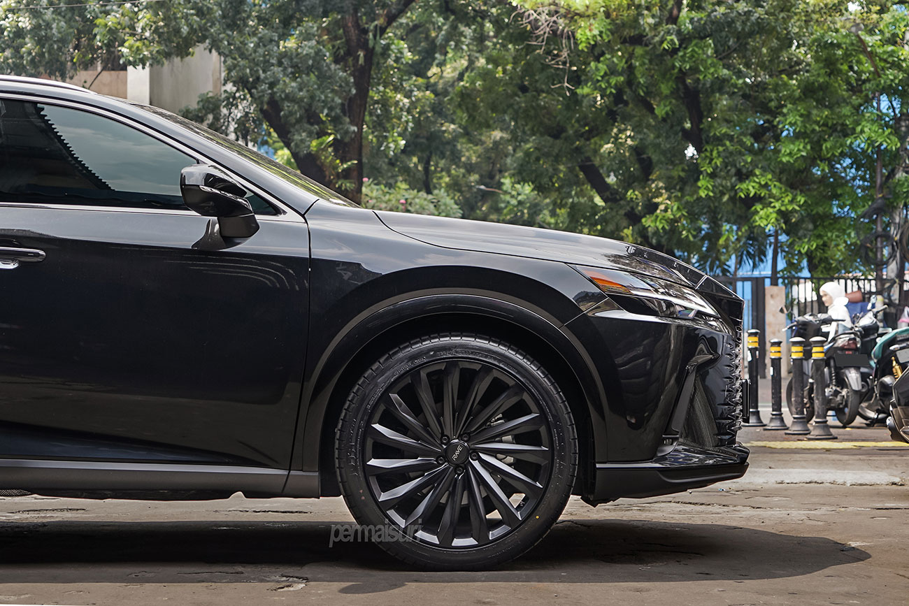Permaisuri | Blacked out RX350H on Rave Calligra 22"