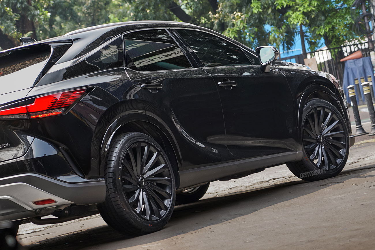 Permaisuri | Blacked out RX350H on Rave Calligra 22"