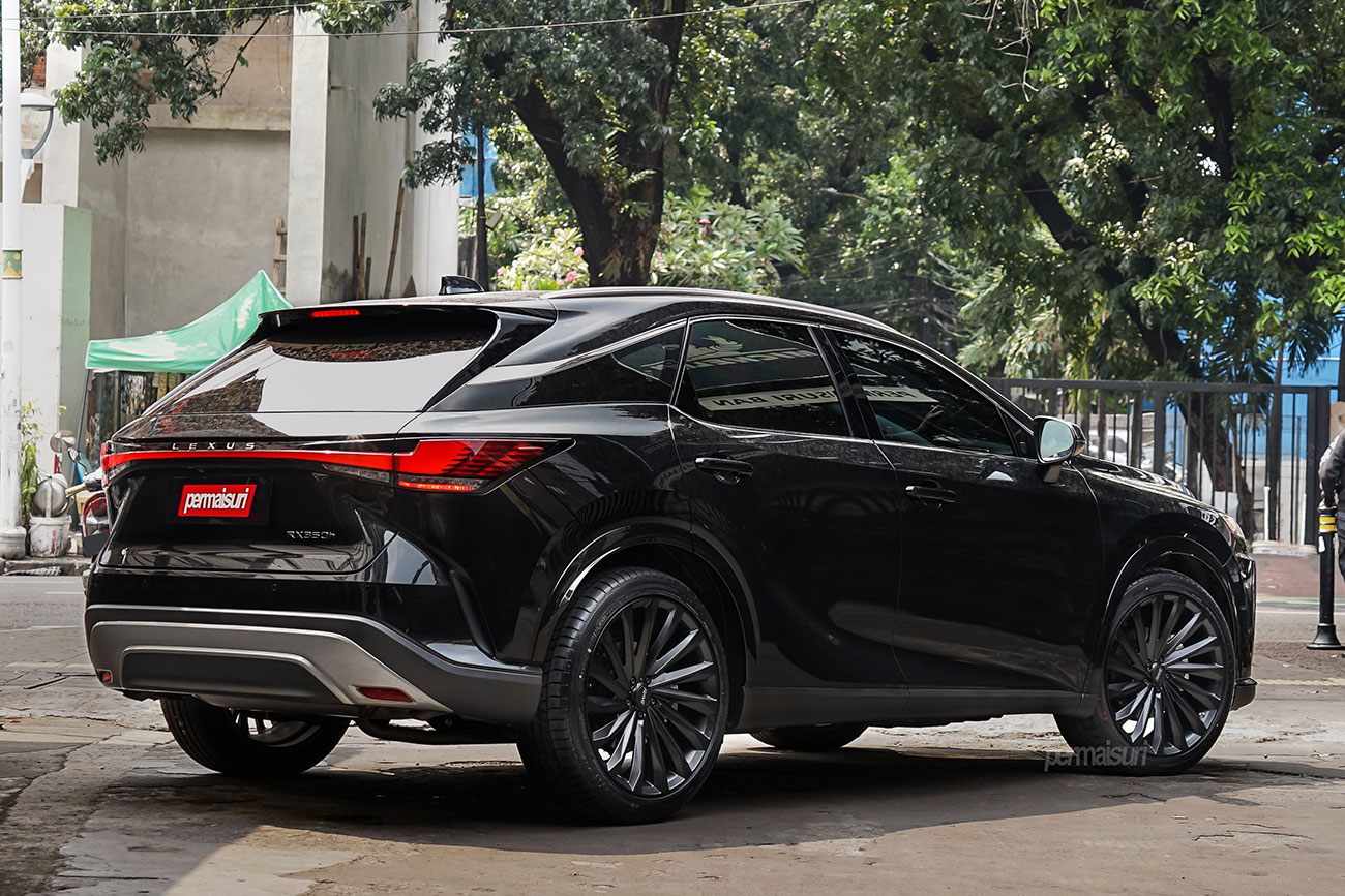 Permaisuri | Blacked out RX350H on Rave Calligra 22"