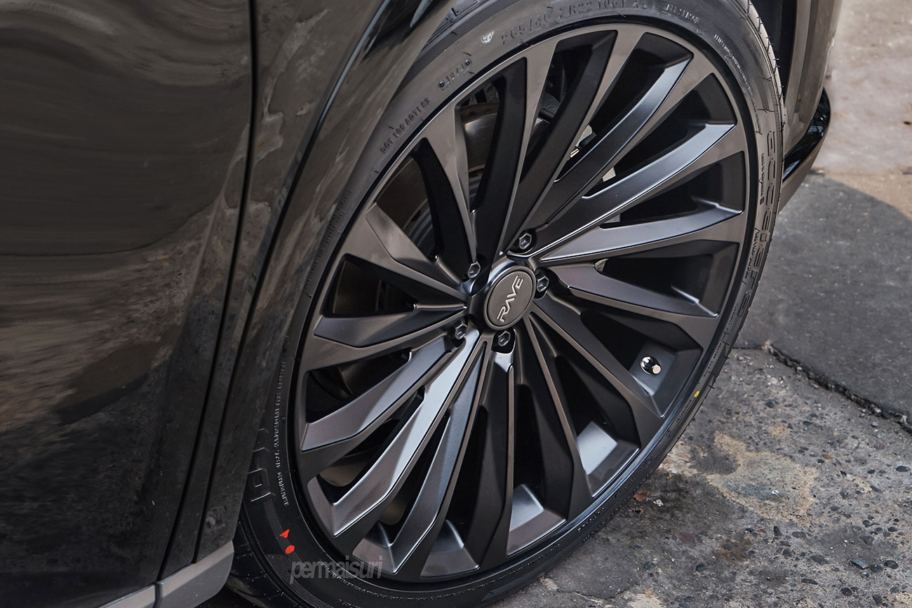 Permaisuri | Blacked out RX350H on Rave Calligra 22"