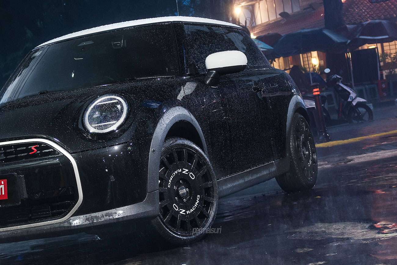 Permaisuri | White top black Mini F66 on OZ Racing Rally Racing 18"