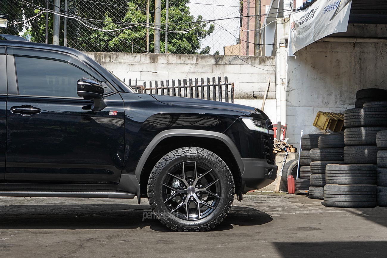 Permaisuri | Vossen HF6-4 with Toyota Land Cruiser J300