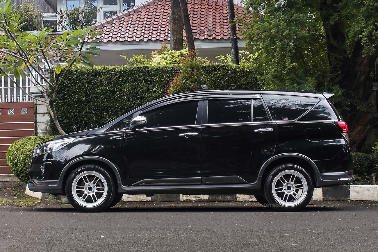 Permaisuri | Enkei RPF1 with Toyota Innova Venturer