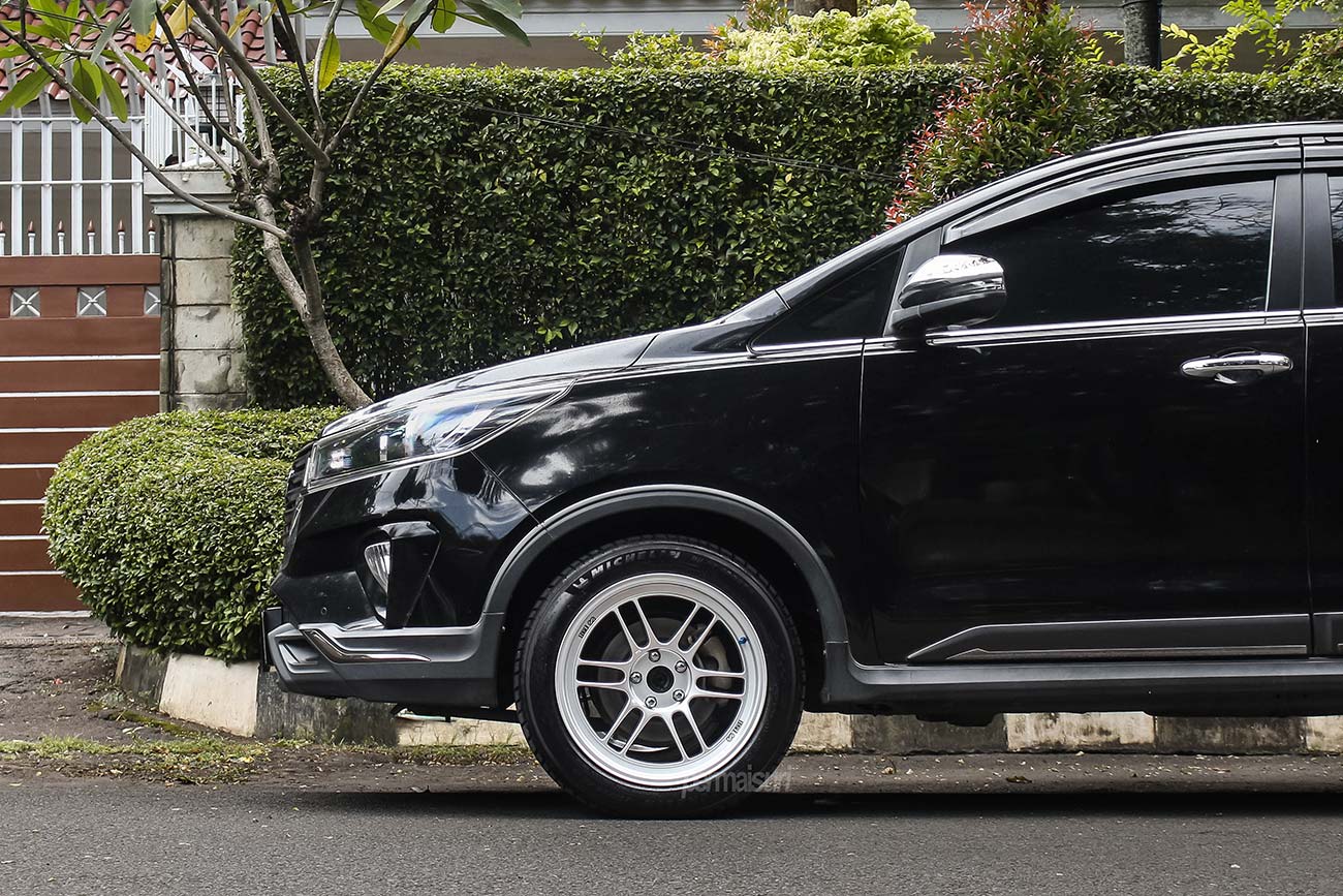 Permaisuri | Enkei RPF1 with Toyota Innova Venturer
