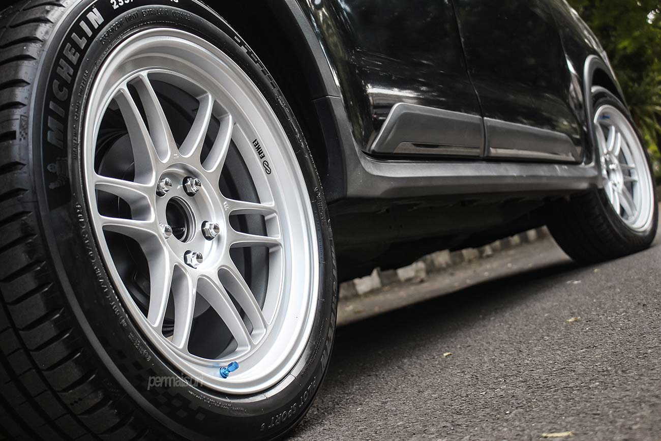 Permaisuri | Enkei RPF1 with Toyota Innova Venturer