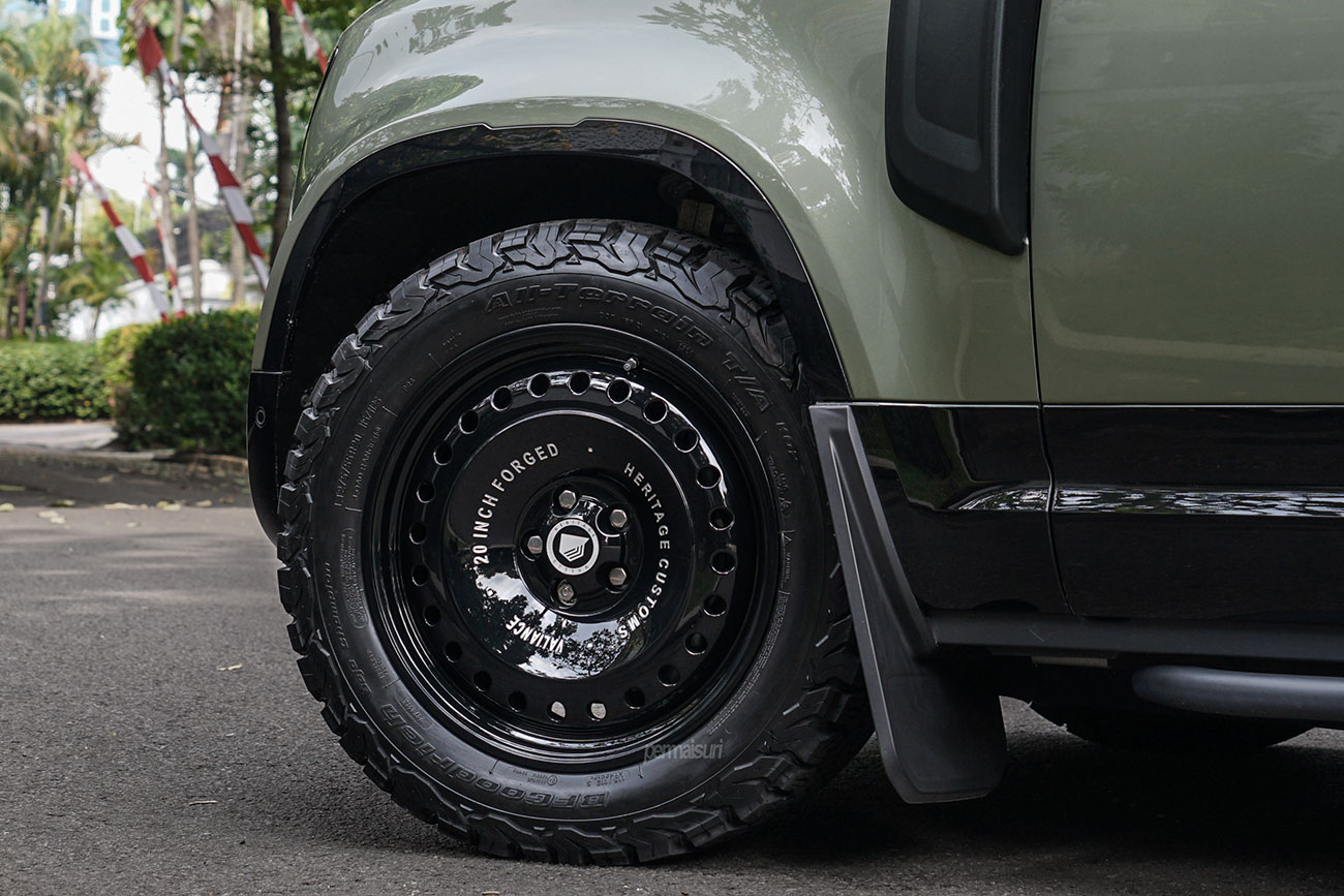 Permaisuri | Heritage Rock Dust with Land Rover Defender L663