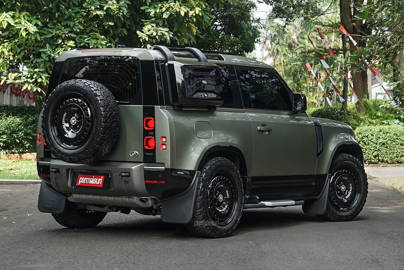 Permaisuri | Heritage Rock Dust with Land Rover Defender L663