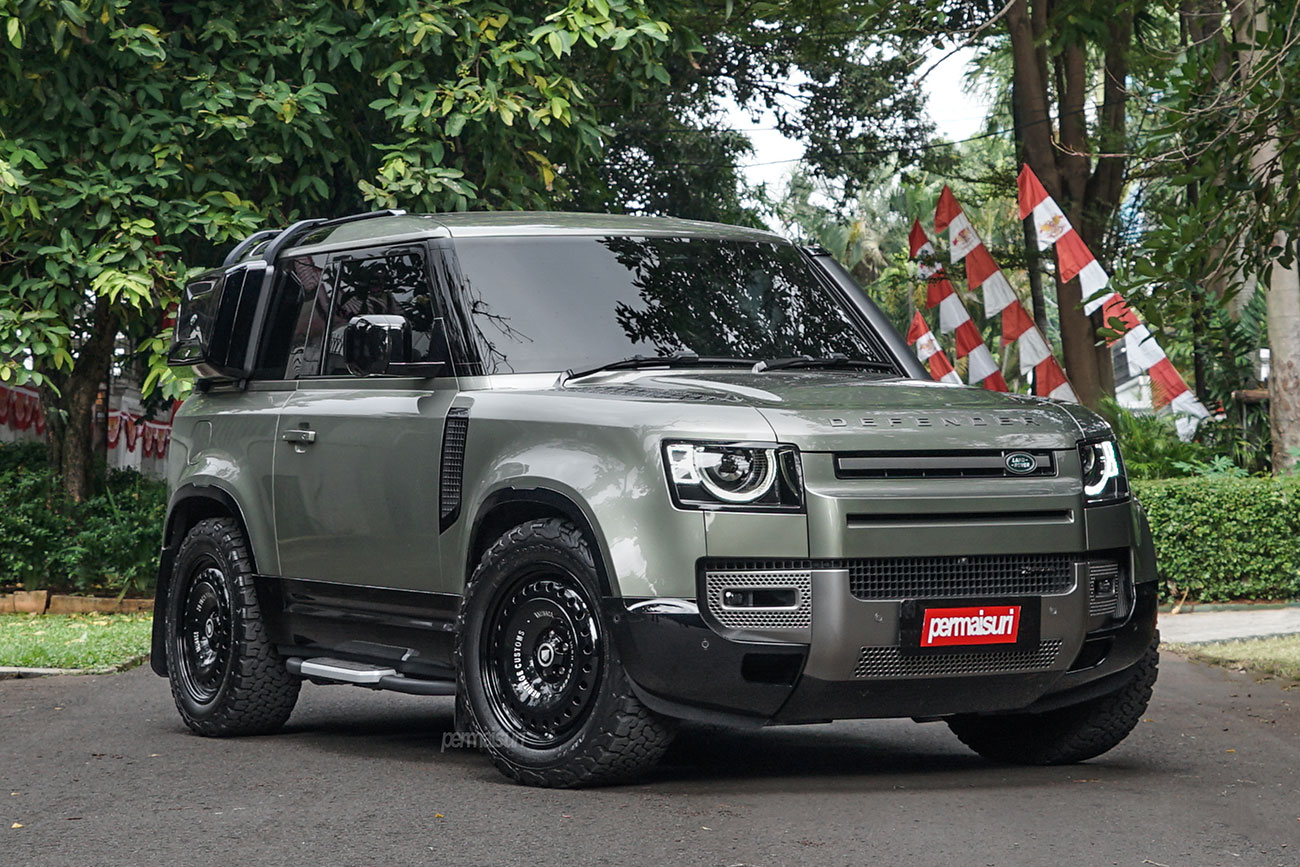 Permaisuri | Heritage Rock Dust with Land Rover Defender L663