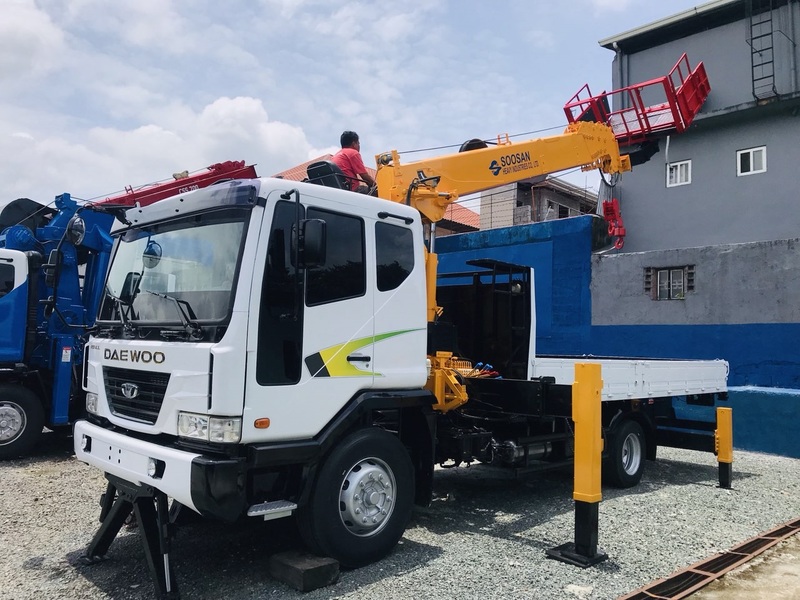 EURO 4 DAEWOO 7 TONS BOOM TRUCK WITH MAN LIFT BASKET - SOOSAN SCS867LS ...
