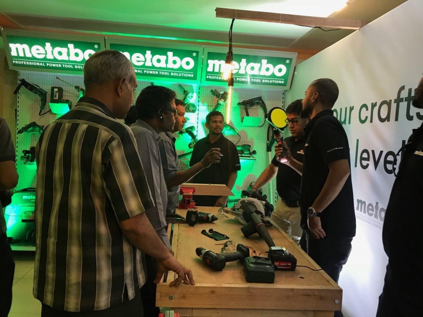 SunOnline: Veliga Hardware in Metabo Raajje ah tha'aaraf koffi