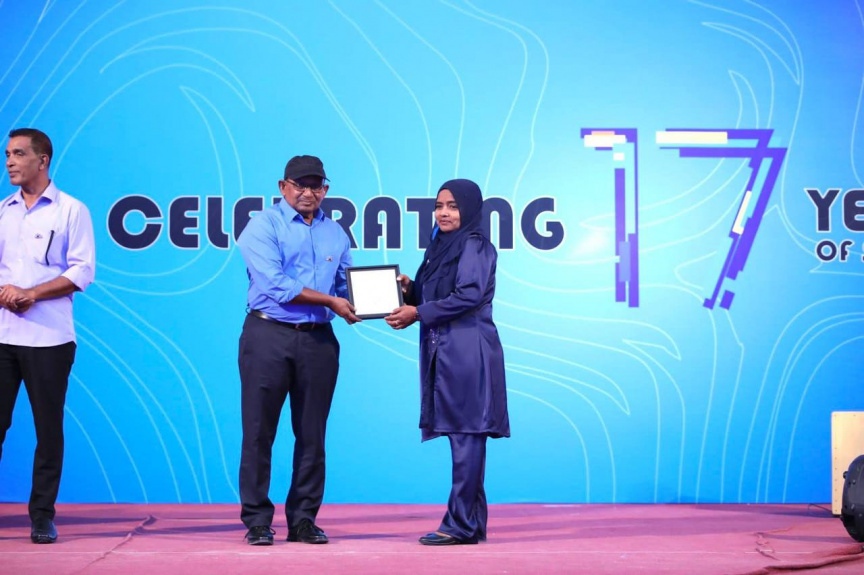 SunOnline: Hithadhoo port ge 17 vana aharee dhuvas faahagakoffi