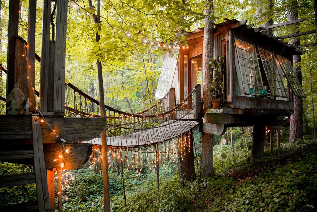 11 Treehouse Airbnbs & Vrbo Treetop Homes for a Cosy Nature Getaway ...